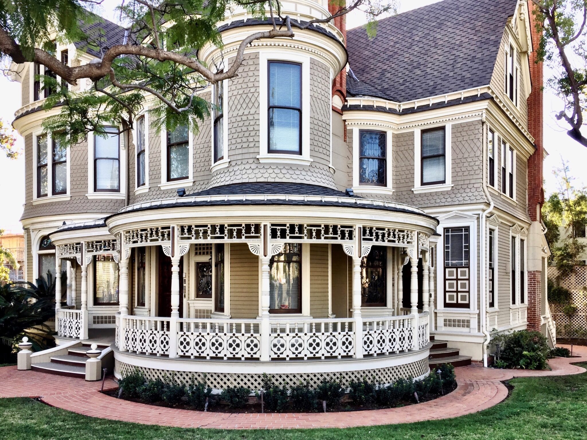 10 Ways to Achieve a Victorian Gothic-Inspired Home