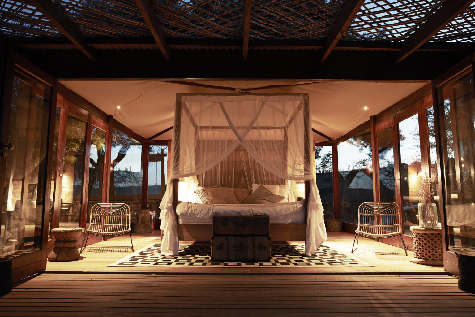 Stunning Bedrooms Flaunting Decorative Canopy Beds