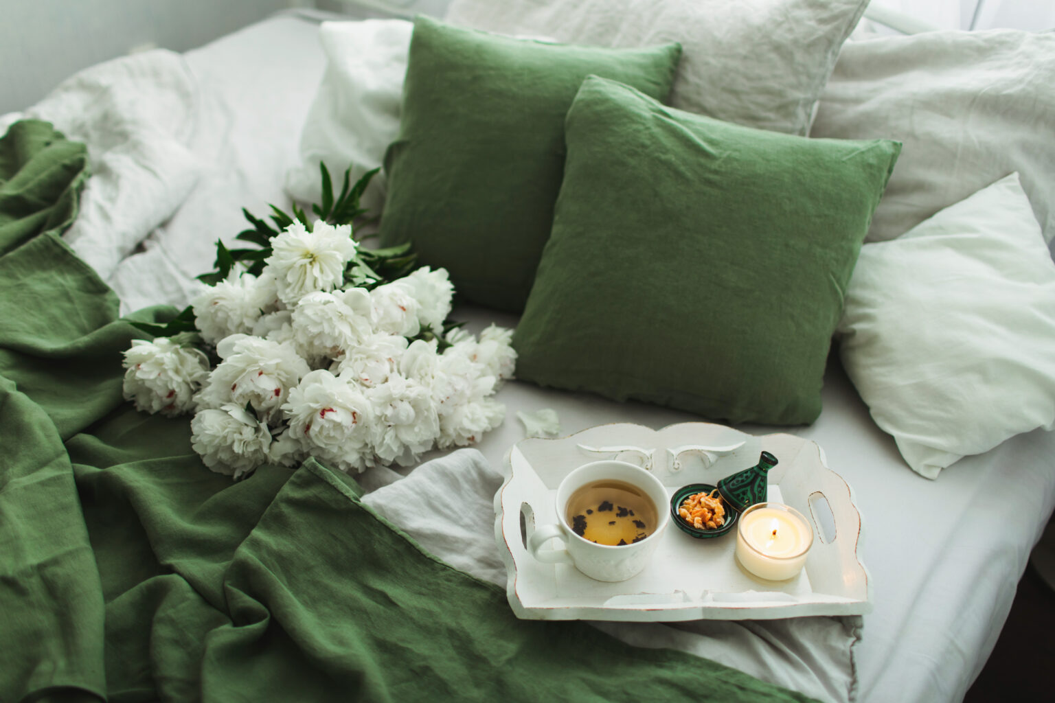 Decorating With Olive Green: 10 Ideas For Fall And Beyond