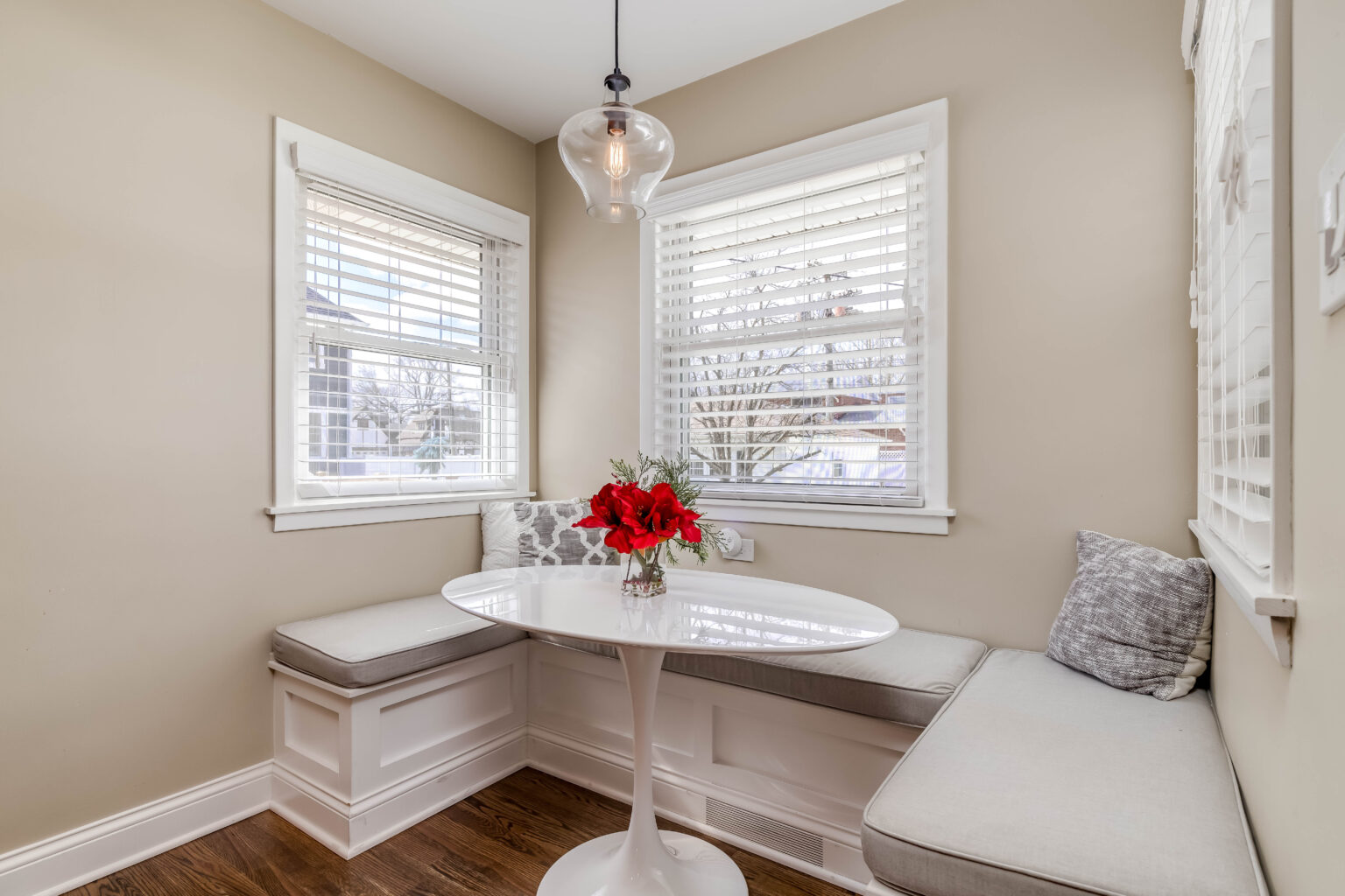 4 Tips to Help You Create a Perfectly Cozy Breakfast Nook in Your Home