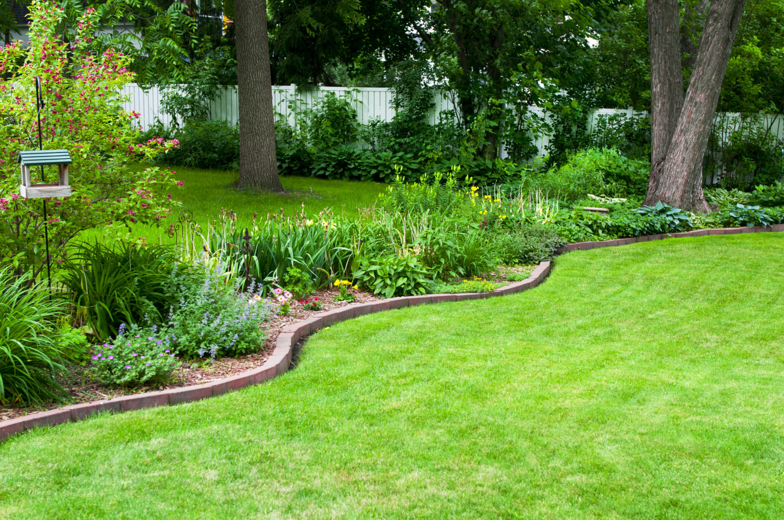 23 Ideas to Perfect Your Landscape Edging | MYMOVE
